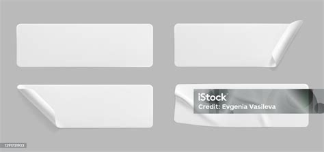 말린 모서리모의 세트가 있는 흰색 붙어 있는 구겨진 스티커 구겨진 주름이 있는 주름이 있는 흰색 접착제 용지 또는 플라스틱 스티커 라벨을 비릅니다 템플릿 레이블 태그가