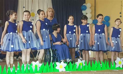 ფოთის N8 საჯარო სკოლის მეოთხეკლასელები პირველ მასწავლებელს ღონისძიებით გამოეთხოვნენ ეტალონი