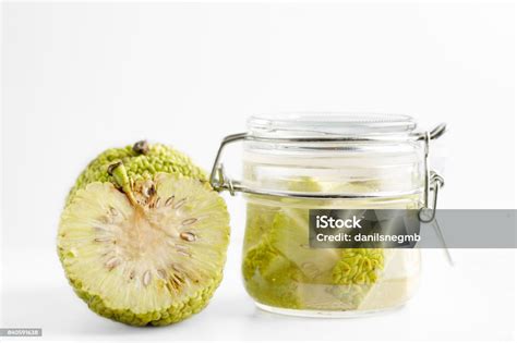 아담의 사과 흰 배경에 고립입니다 아담의 사과 유리 항아리에 팅 크가 고 건강관리와 의술에 대한 스톡 사진 및 기타 이미지