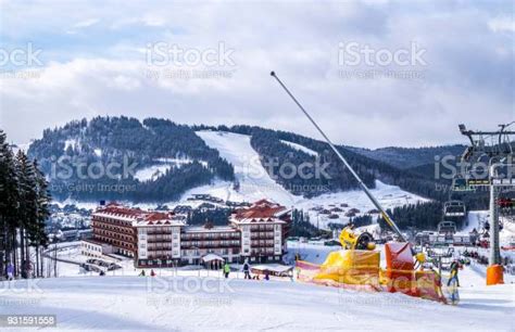 관광 산 스키 리조트는 카 르 파티 아 산맥 우크라이나에서에서 Bukovel의 파노라마 스키 슬로프와 현대의 자 리프트에 관광객 건강한 생활방식에 대한 스톡 사진 및 기타