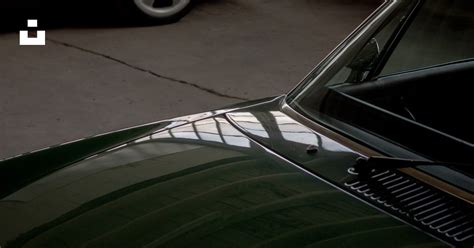 두 대의 차가 나란히 주차되어 있습니다 사진 Unsplash의 무료 바퀴 이미지