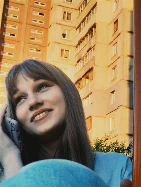 Девушка с телефоном