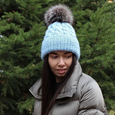Вязаная шапка голубого цвета с помпоном из чернобурки в интернет магазине на Ярмарке Мастеров
