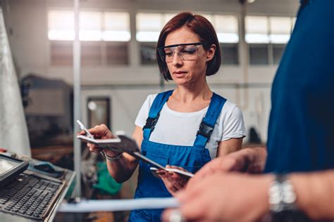 여성 Cnc 기계 운영자 측정 절단 제품 2명에 대한 스톡 사진 및 기타 이미지 2명 Cnc 장치 강철 Istock