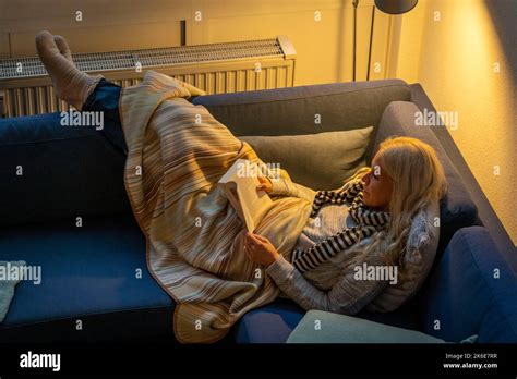 Symbolisches Bild Energiesparen Kalter Winter Energiekrise Kalte Wohnung Mutter Und Tochter