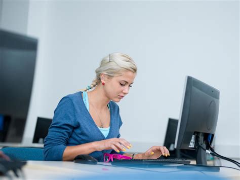 Babe Woman In Computer Lab Classroom 11926615 Stock Photo At Vecteezy