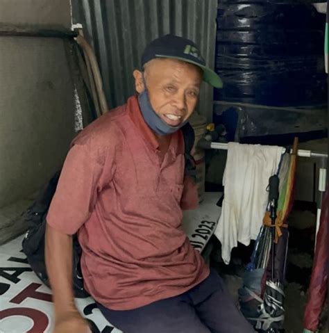 Sedihnya Kakek Tukang Servis Payung Keliling Cuma Tidur di Musala hingga Derita Hernia ...