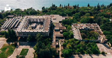 나무로 둘러싸인 건물의 조감도 사진 Unsplash의 무료 건물 이미지