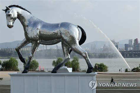 조각 전시장이 된 한강공원 연합뉴스