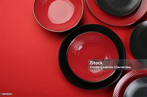빨간 배경에 아름 다운 세라믹 접시와 그릇 평평한 위치 텍스트를 위한 공간 0명에 대한 스톡 사진 및 기타 이미지 0명 가정 생활 가정 주방 Istock