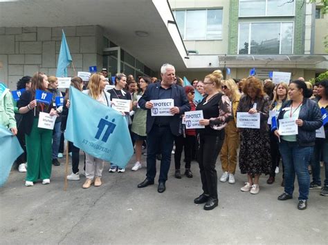 Служители на НОИ излязоха на протест заплатите ниски пенсионери ги псуват ежедневно