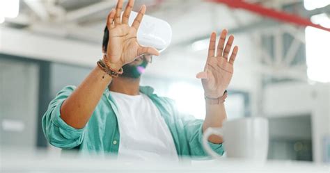 가상 현실 메타버스 증강 현실 Vr 및 흑인 남자는 사이버 대시보드 디지털 변환 또는 Ai 소프트웨어에서 작업합니다 미래