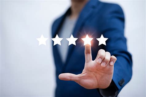 등급을 매기는 개념 파란 배경에 다섯 별 우수한 평가에 기술을 만지는 사업가 만족의 개념 서비스의 품질 및 성능 웹 배너의 공간을 복사합니다 개념에 대한 스톡 사진 및 기타