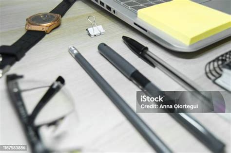 손목시계 안경 펜 노트북 포스트it 클립 및 노트북이 있는 작업용 책상 0명에 대한 스톡 사진 및 기타 이미지 0명 검은색