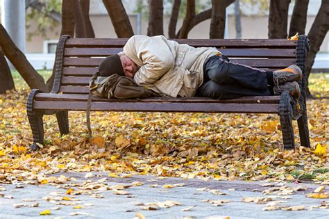10 16 2018 모스크바 러시아 노숙자 사람이을에 공원에서 벤치에 자 고 벤치에 대한 스톡 사진 및 기타 이미지 벤치