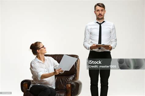 젊은 남자와 사무실에서 흰색 배경 비즈니스 정장에 아름 다운 여자 2명에 대한 스톡 사진 및 기타 이미지 2명 감독 경영자 Istock