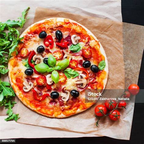 어두운 배경에 복사 공간에 페퍼로니 소시지와 뜨거운 피자 버섯 토마토 치즈 양파 기름 후추 소금 바 질 올리브와 피자 0명에 대한 스톡 사진 및 기타 이미지 Istock