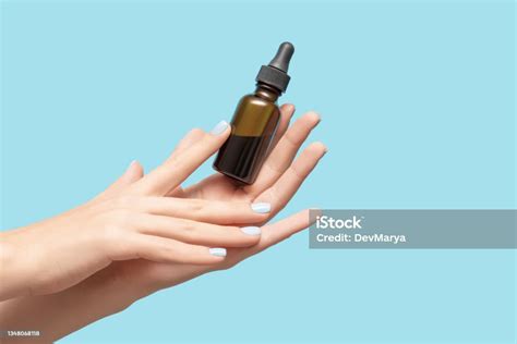 여자는 파란색 매니큐어와 손 에센셜 오일 병을 들고 있는 여성 여성 의료 웰빙 개념 공간을 복사합니다 갈색에 대한 스톡 사진 및 기타 이미지 Istock