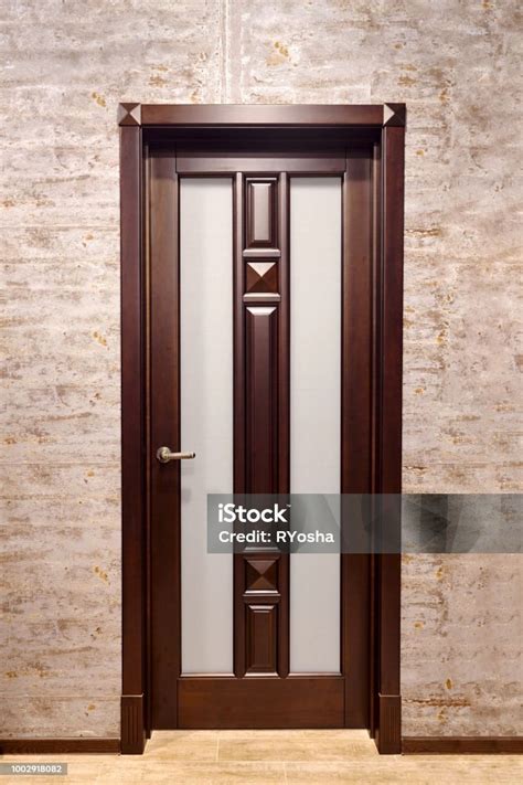 브래스 경감 님과 나무 오버레이 입구 도어 갈색 금속 처리 및 젖 빛 베이지색 음색에 타일 바닥 매트 유리 가정 생활에 대한