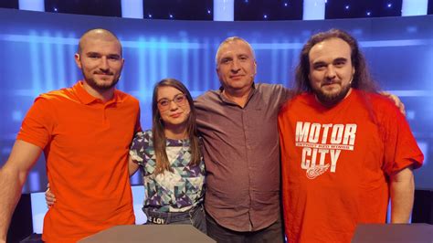 Спортен трейдър търговец на мобилни услуги шофьор и графичен дизайнер излизат на арената на