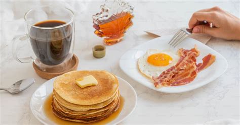 팬케이크 베이컨 달걀 커피 한 잔이 있는 테이블 사진 Unsplash의 블랙 커피 이미지