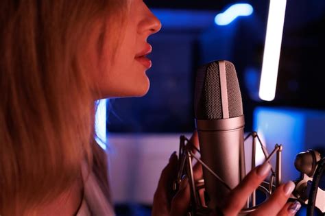 Una Joven Graba Una Canci N En Un Micr Fono De Estudio En Un Estudio De Grabaci N De Primer