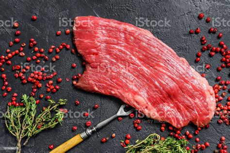 로즈마리와 핑크 소금을 곁들인 생 플랭커 스테이크 신선한 대리석 쇠고기 고기 검은 앵거스 검은 색 배경 위쪽 보기 0명에 대한 스톡 사진 및 기타 이미지 Istock