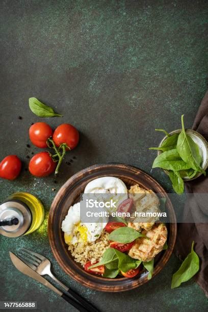 케토 다이어트 맛있는 아침 식사 또는 브런치호박 비건 와플 데친 계란 노아 및 돌 테이블 위에 신선한 야채 샐러드 위에서 본 모습 공간을 복사합니다 0명에 대한 스톡 사진