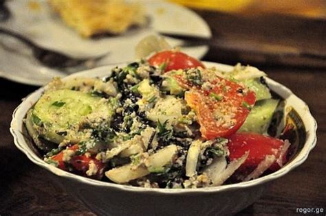 როგორ მოვამზადოთ კიტრის და პომიდვრის სალათი ნიგვზით Rogor Ge