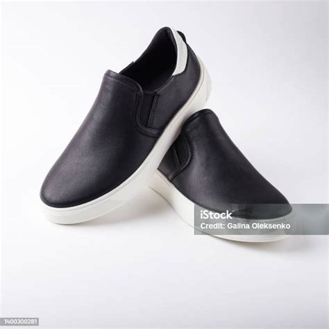 흰색 배경에 슬립 온 캐주얼 신발 한 켤레 0명에 대한 스톡 사진 및 기타 이미지 0명 가죽 검은색 Istock