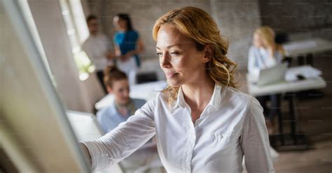 프레젠테이션 중 소프트웨어 엔지니어링 및 비즈니스를 배우는 성공적인 행복한 학생 그룹 사진 Unsplash의 세르비아 이미지