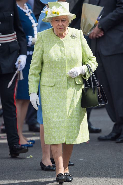Queen Elizabeths Best Style Moments Over The Years Queen Elizabeth