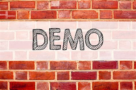 데모를 보여주는 개념적 발표 텍스트 캡션 영감 오래 된 벽돌 배경 복사 공간에 작성 된 소프트웨어 데모에 대 한 비즈니스 개념 개념에 대한 스톡 사진 및 기타 이미지