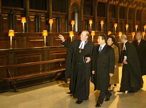 [노무현사료관] [영국 런던 세인트폴 성당에서 관계자의 설명을 경청하는 노무현 대통령 내외 ]