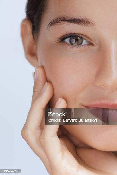 화장품 스킨 케어 컨셉 사진 클로즈업 여자 완벽한 얼굴 수분 공급 사람 얼굴에 대한 스톡 사진 및 기타 이미지 사람 얼굴 피부 아름다움 Istock