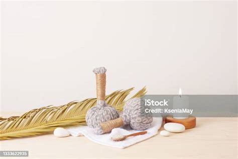 허브 백과 흰색 배경에 촛불을 가진 스파 트리트먼트 닫고 공간을 복사합니다 건강관리와 의술에 대한 스톡 사진 및 기타 이미지 건강관리와 의술 대체 요법 돌 바위