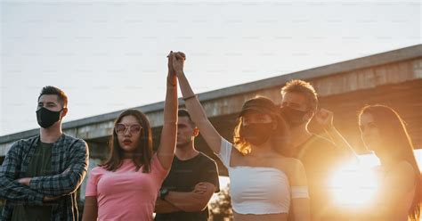 주먹이 높이 치켜 올랐다 함께 서 있는 젊은이들에 항의하는 그룹 인권 운동가 또는 정부 반대 운동가 사진 Unsplash의 사진술 이미지