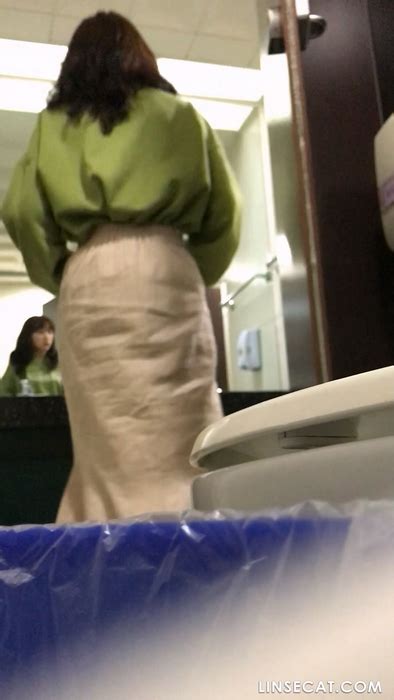 한국 롯데 백화점 화장실에 숨겨진 카메라 어린 소녀들이 엉덩이로 카메라를 마주합니다 인색 한 고양이