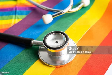 무지개 깃발 배경에 검은 청진기 Lgbt 자부심달의 상징은 게이 레즈비언 양성애자 트랜스 젠더 인권과 평화의 상징 6 월