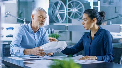 자동차 디자이너 및 디자인 수정 하 고 그것을 완성 개념 자동차 프로토 타입 모델 여성 엔지니어 일을 경험 했다 그들은 세련 된 밝은 현대 사무실에서 작동합니다 공학에 대한