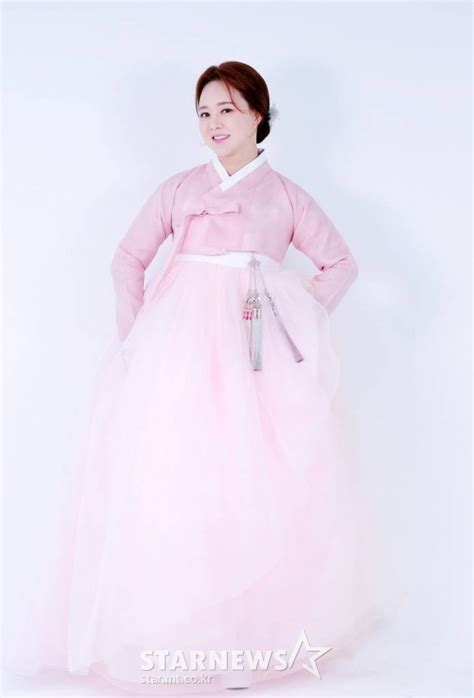 금잔디 김호중·송가인 덕에 트로트 부활 저도 음악적 고민하죠[한복인터뷰] 스포탈코리아