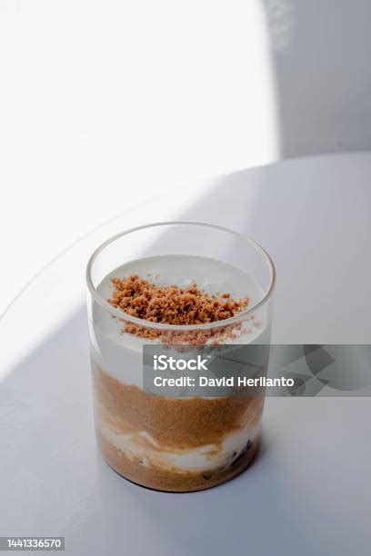 휘핑 크림 우유와 으깬 웨이퍼 토핑을 곁들인 커피 한 잔이 흰색 테이블에 뿌려졌습니다 0명에 대한 스톡 사진 및 기타 이미지 0명 가루로 빻은 갈색 Istock