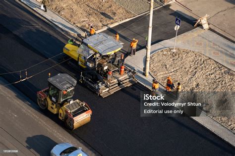 무거운 아스팔트 로드 롤러 무거운 진동 롤러 압축기는 거리의 도로 건설 현장에서 새로운 뜨거운 아스팔트와 아스팔트 파버 기계를
