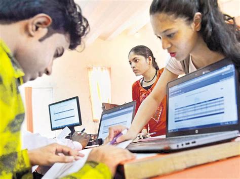 Du Fourth List Out Eco Hons Still Available At Srcc But At 97 25 Hindustan Times