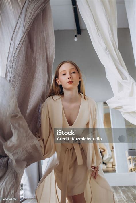 아름 다운 금발 모델 어린 소녀 스튜디오에서 펄럭이는 직물이 달린 베이지 색 드레스를 입은 십대 여성에 대한 스톡 사진 및 기타 이미지 Istock