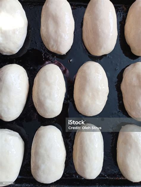 감자로 파이를 굽는 과정 생 파이는 오븐에서 굽기 위해 금속 용기에 담겨 있습니다 수제 음식 요리 개념에 대한 스톡 사진 및 기타 이미지 Istock