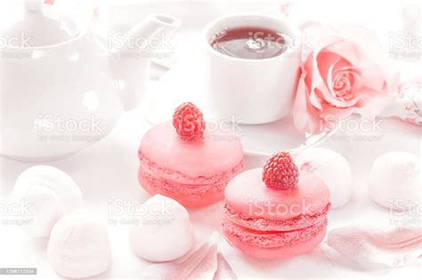 파스텔 발렌타인 장식과 장미 꽃 부드러운 배경 얕은 Dof에 라즈베리와 딸기 핑크 마카롱 가벼운 배경에 테이블에 부드러운 마카롱 0명에 대한 스톡 사진 및 기타 이미지