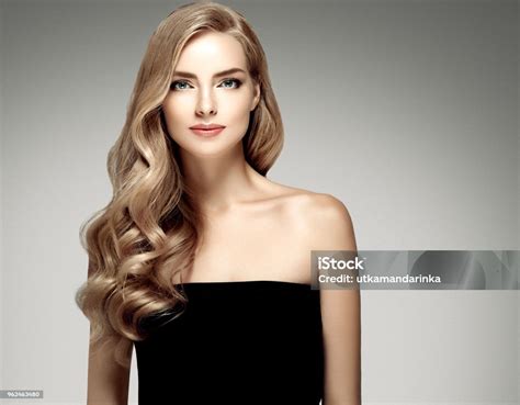 Стокове фото Дивовижний Жіночий Портрет Красива Дівчина З Довгим Хвилястим Волоссям — Завантажте