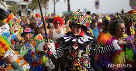 광대 퍼레이드 참여한 포르투갈 사람들