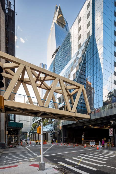 Som Connects Block Long Glulam Bridge To The High Line